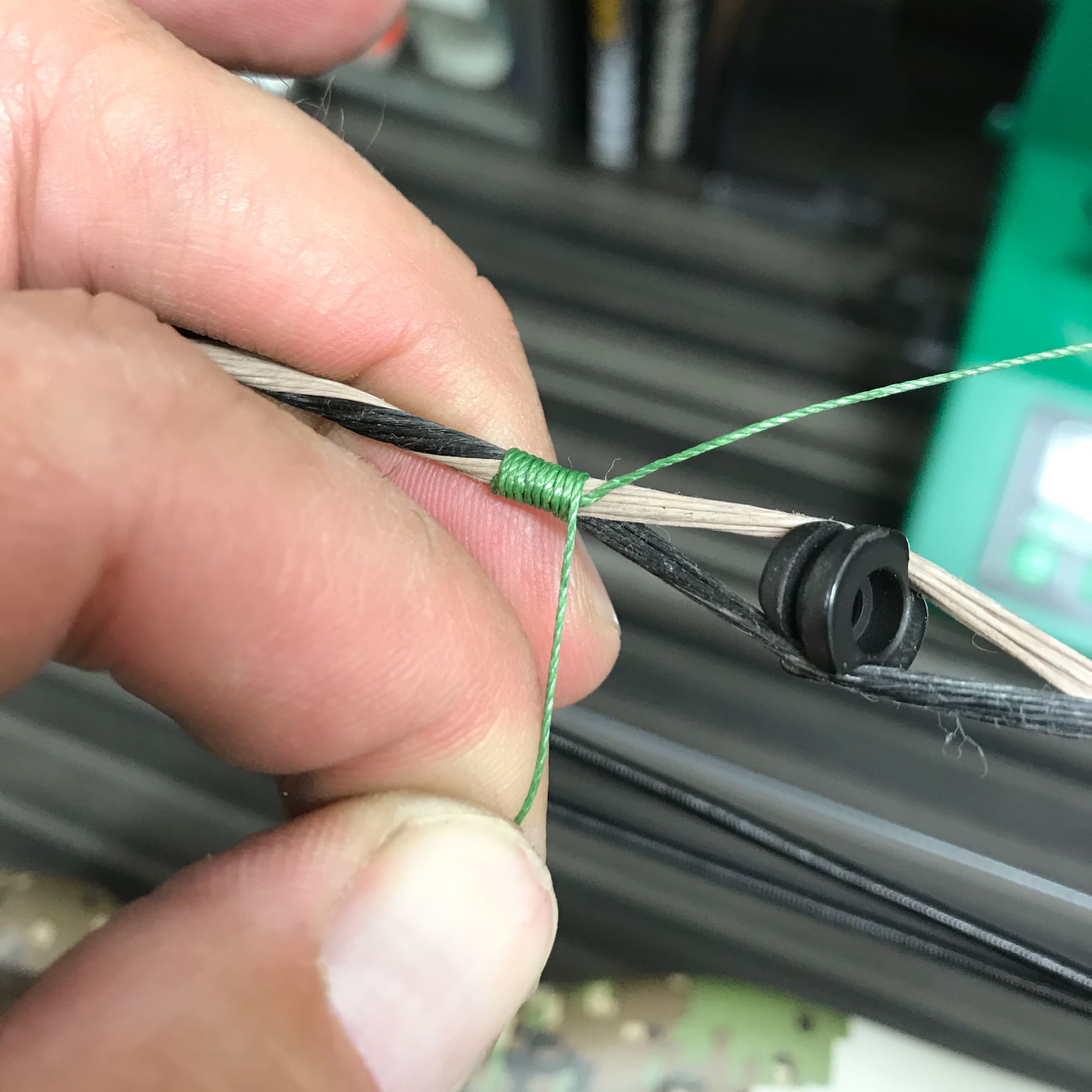 How to Properly Tie in a Peep Sight - Western Hunter